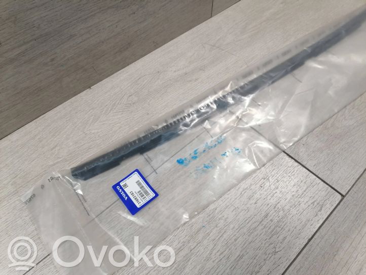 31693183 Volvo XC60 Rear door rubber seal (on body), 28.24 € | RRR