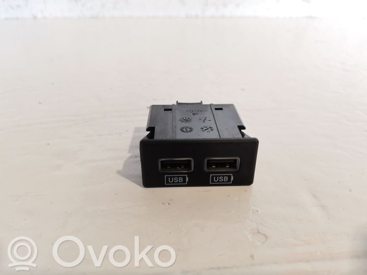68253158AA Dodge Charger USB socket connector, 20.00 € | RRR