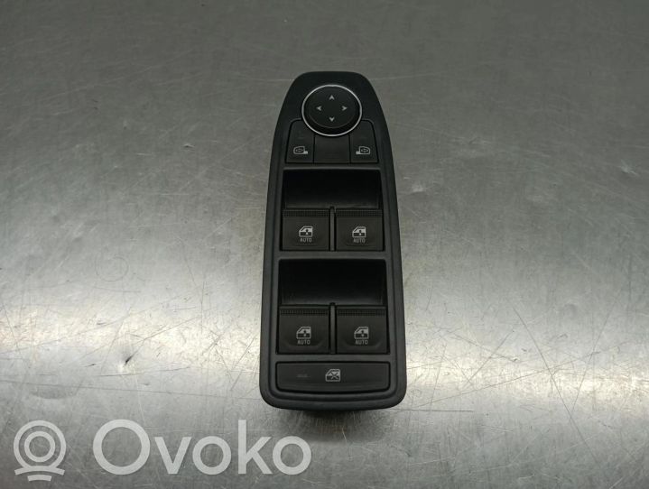 254015547R Renault Captur II Electric window control switch, 46.00 € | RRR