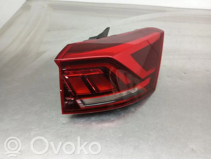 2GA945096A Volkswagen T-Roc Tailgate rear/tail lights, 115.00 € | RRR