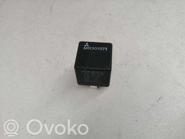 MR301971 Mitsubishi Outlander Autres relais, 2.00 € | OVOKO