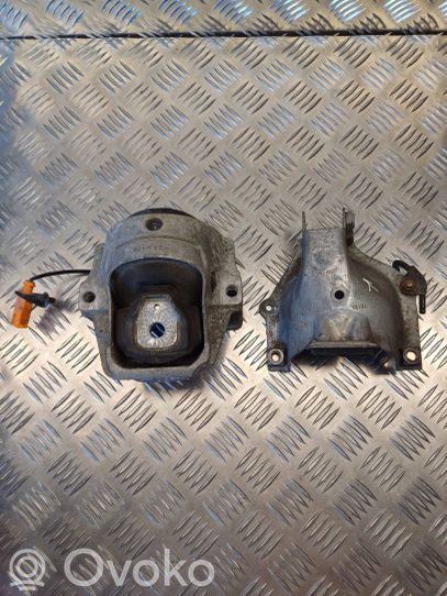 8R0199381 Audi Q5 SQ5 Engine mount bracket, 30.00 € | RRR