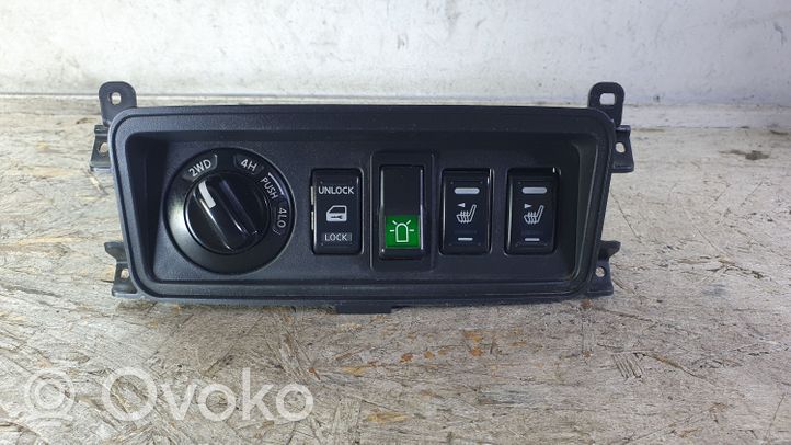 Nissan Navara D40 Differential lock switch, 19.00 € | RRR