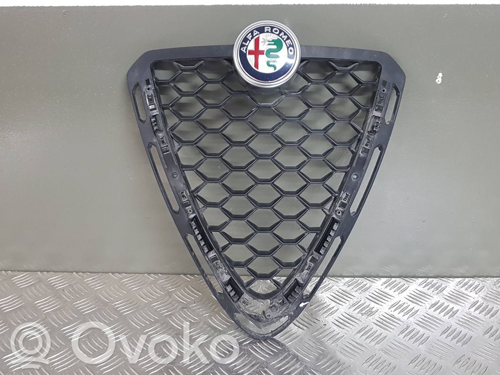 156108638 Alfa Romeo Stelvio Grille de calandre avant, 560,00 € | OVOKO