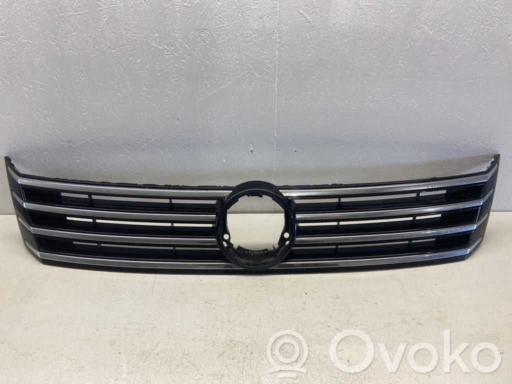 Volkswagen PASSAT B7 Front bumper upper radiator grill, €45.00 | RRR