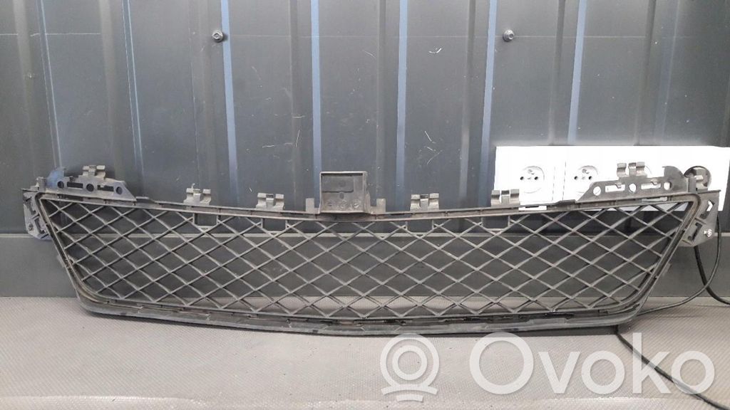 A2048850624 Mercedes-Benz C W204 Front bumper lower grill, €62.12 | RRR