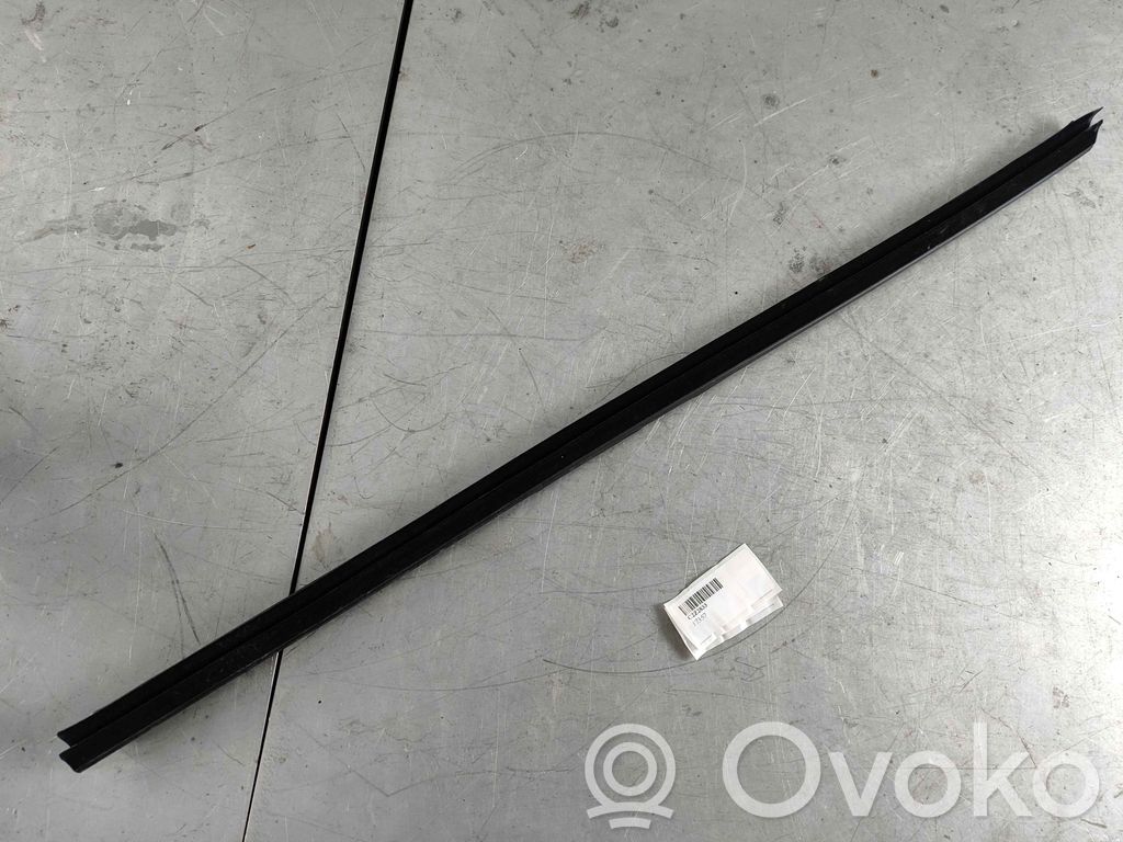 C2Z2833 Jaguar XE Rubber seal rear door window/glass, €18.20 | RRR