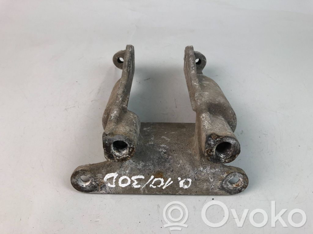Subaru Outback Engine mounting bracket, €15.00 | RRR