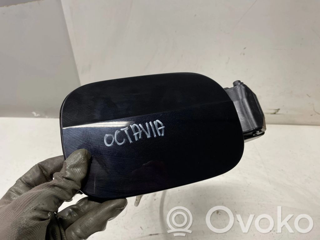 5E0809702B Skoda Octavia Mk3 (5E) Bouchon, volet de trappe de réservoir ...