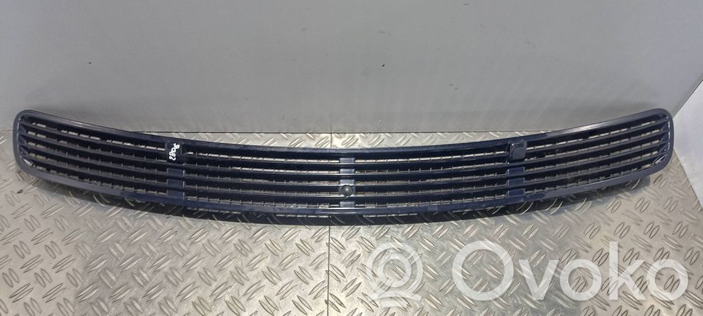 2118800005 Mercedes-Benz E W211 Grotelės dangčio plokštumoje, 15,00 € | RRR