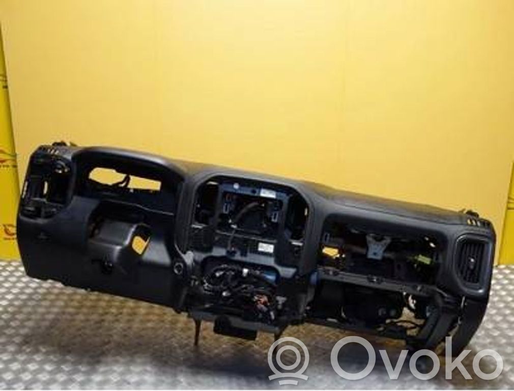 84449043 Chevrolet Silverado Dashboard, €2,018.82 | RRR