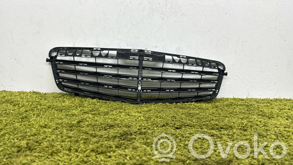 2128800583 Mercedes-Benz E W212 Grille calandre supérieure de pare ...
