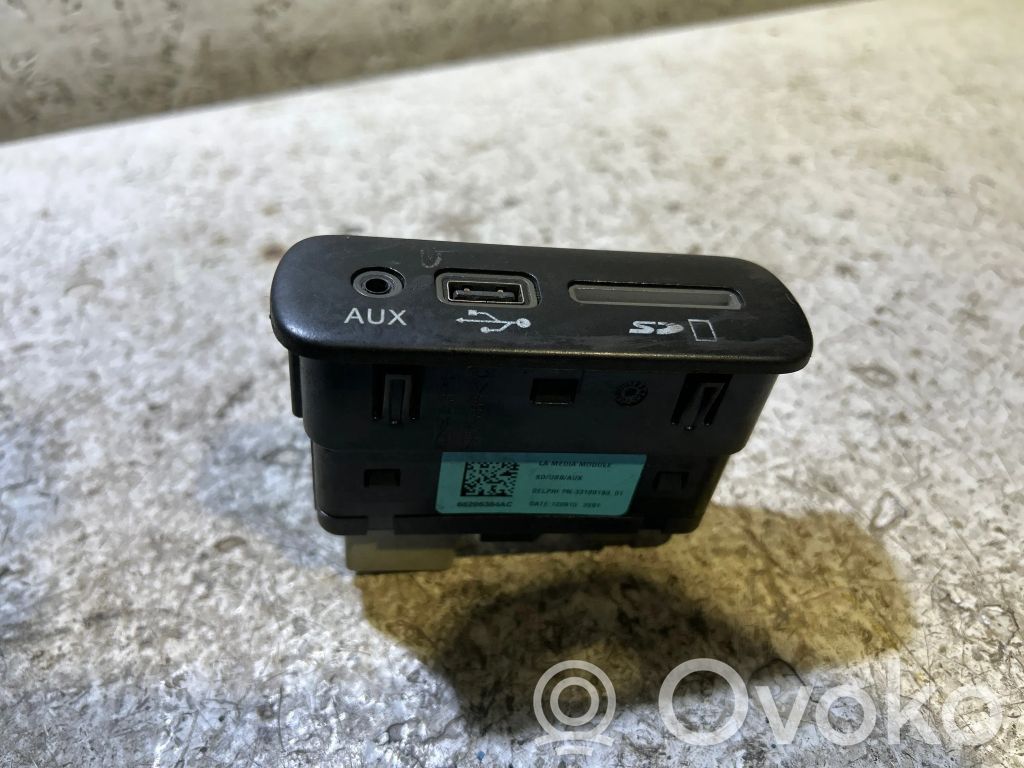 68206384AC Dodge Challenger USB socket connector, €35.00 | RRR