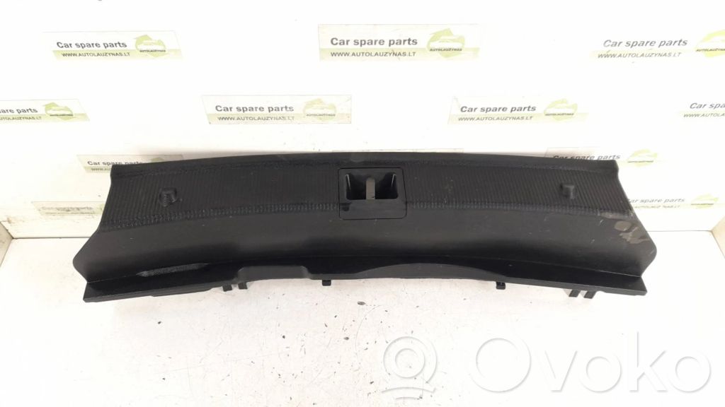 2046900825 Mercedes-Benz C W204 Cache serrure de hayon/coffre arrière ...