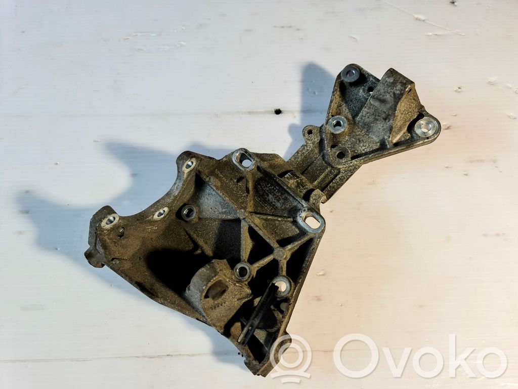 31316673 Volvo V70 Generator/alternator bracket, €30.00 | RRR