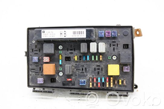 13206754 Opel Astra H Boîte à fusibles, 30,00 € | OVOKO