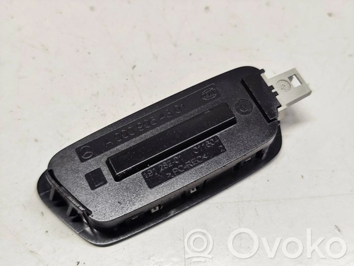 A0009064301 Mercedes-Benz C W205 Takatavaratilan sisävalo, 5.00 € | OVOKO