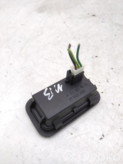 2118219551 Mercedes-Benz C W204 Bouton interrupteur ouverture du coffre ...