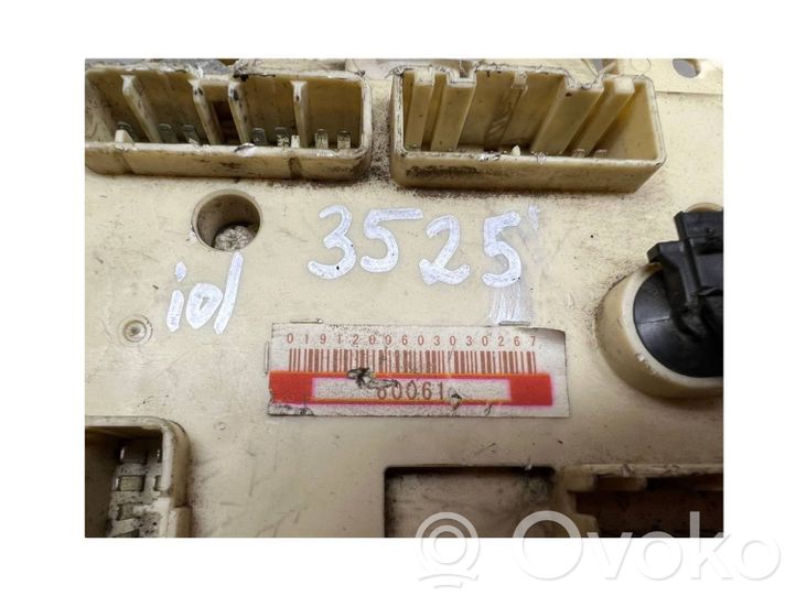 PFA3525 Toyota Land Cruiser (J100) Boîte à fusibles 9098702016 - Pièce ...