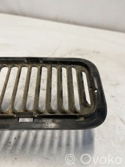 798700003R Renault Master III Air vent grill in roof, 10.00 € | RRR