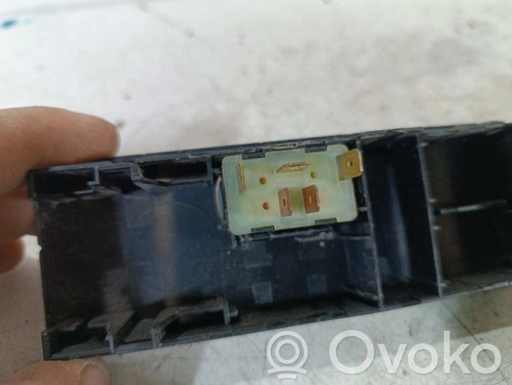 Mercedes-Benz Vito Viano W638 Quarter vent window switch, 15.53 € | RRR