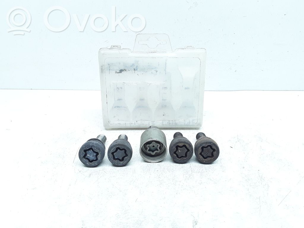 Renault Captur Anti-theft wheel nuts and lock, €20.00 | RRR