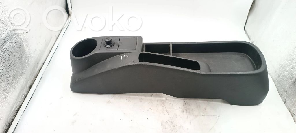 DF7164421 Mazda 2 Console centrale, 20,00 € | OVOKO