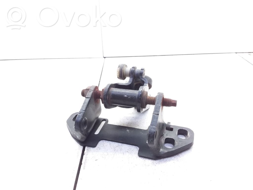 A9067600347 Mercedes-Benz Sprinter W906 Sliding door middle roller ...