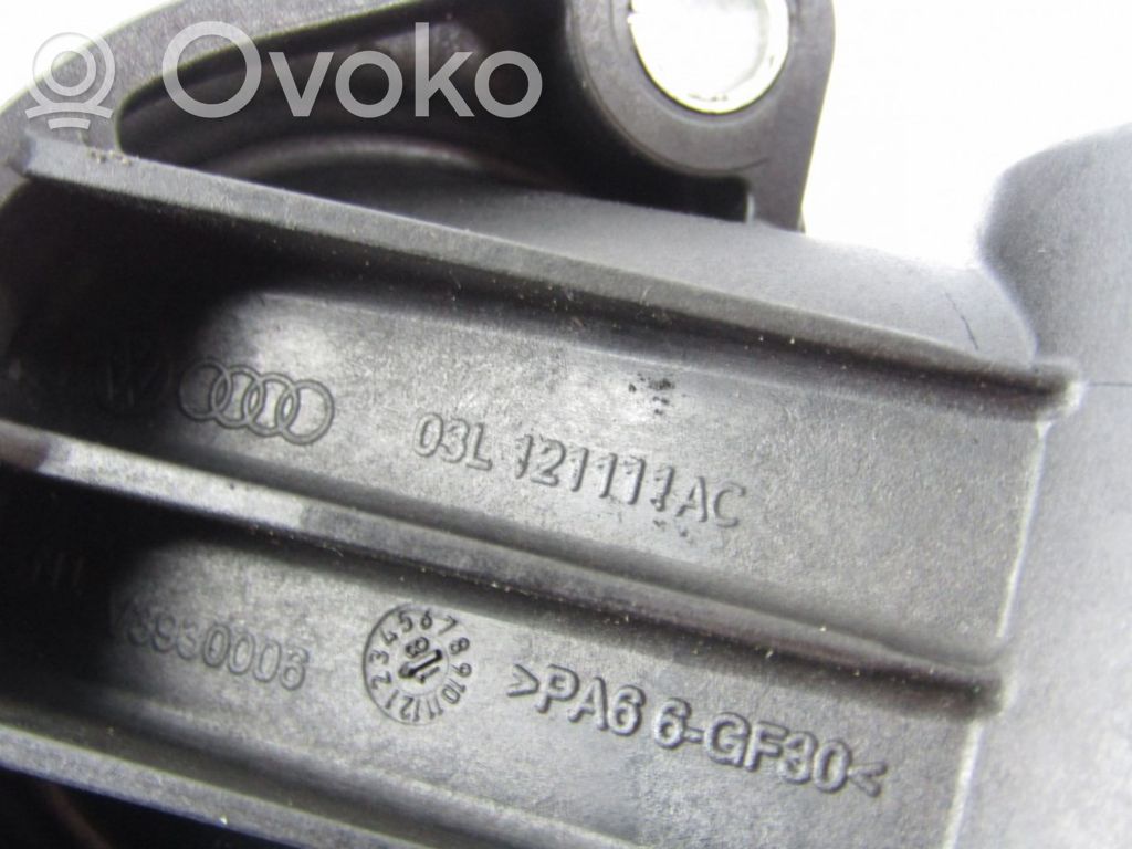 03L121111AC Volkswagen PASSAT B6 Boîtier de thermostat, 10,00 € | OVOKO