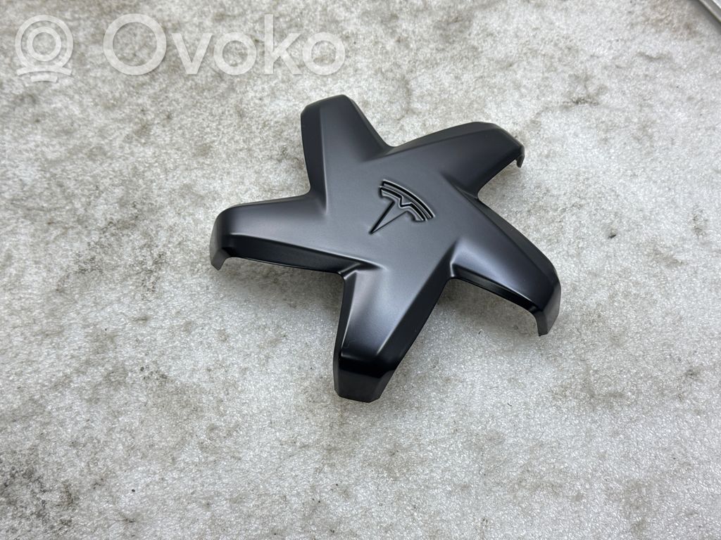 218823200A Tesla Model Y Juniper Original wheel cap, €50.00 | RRR