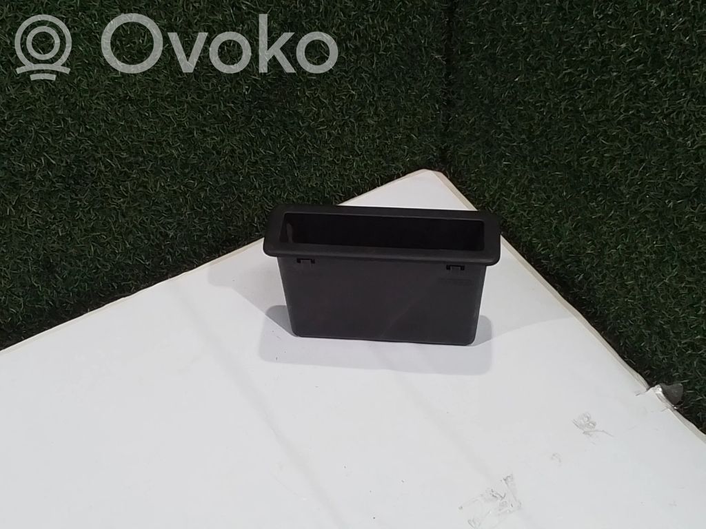 5801592803 Iveco Daily 6th gen Compartimiento/consola central del panel ...