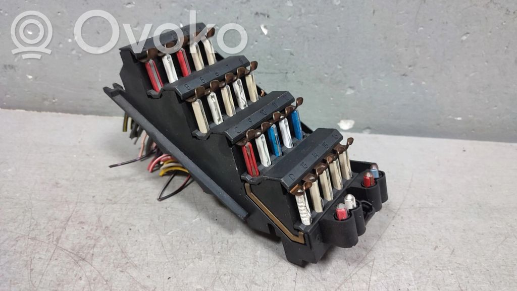 124540T250 Mercedes-Benz E W124 Boîte à fusibles, 46,82 € | OVOKO