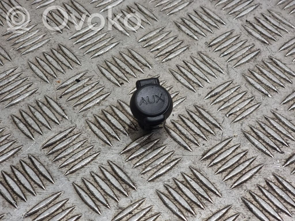 86647952XT Citroen C3 Picasso AUX in-socket connector, €12.00 | RRR