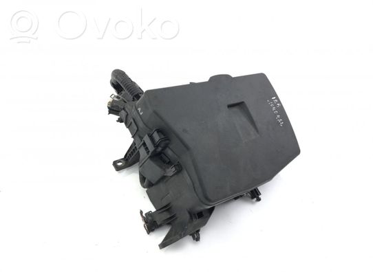 8274102050 Toyota Avensis T270 Boîte à fusibles, 49,90 € | OVOKO