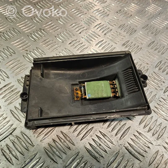 Volkswagen PASSAT B5 Heater blower motor/fan resistor, 5.00 € | RRR
