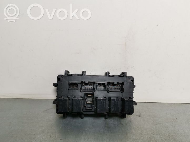 252307990A Infiniti Q50 Module de fusibles, 60.00 € | OVOKO