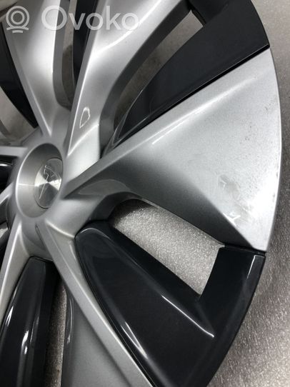 104423500B Tesla Model Y Originalus R 17 rato gaubtas (-ai), 115.00 € | RRR