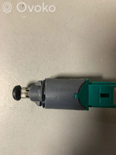 253250007R Renault Megane III Brake pedal sensor switch, 5.00 € | RRR