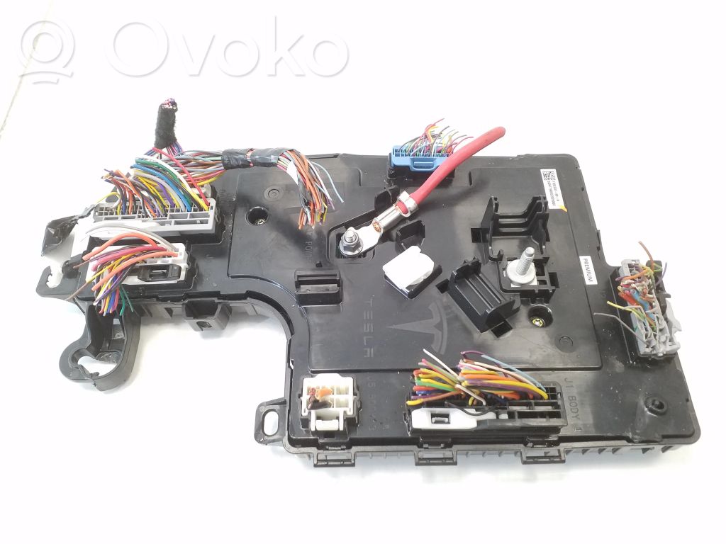 110034090H Tesla Model 3 Air suspension control unit module (rear), € ...