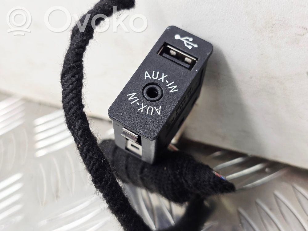 Mini One - Cooper F56 F55 AUX in-socket connector