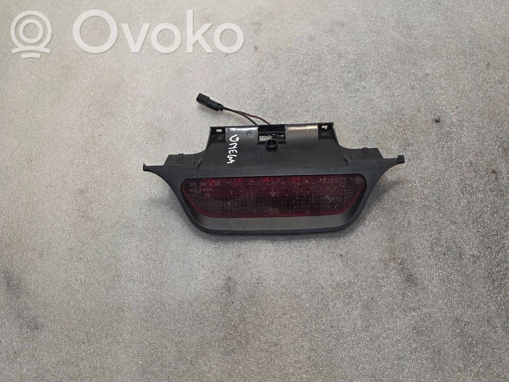 90457849 Opel Omega B2 Troisième feu stop, 9,99 € | OVOKO