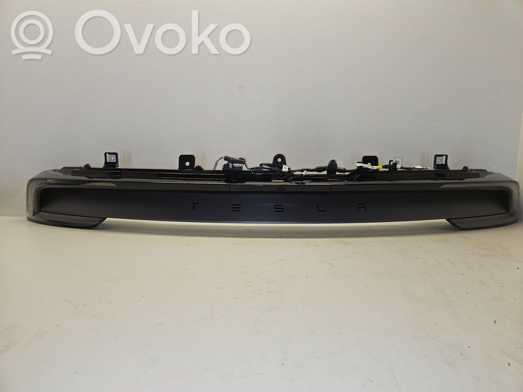 2004604-00-B Tesla Model Y Juniper Rear/tail lights, €388.24 | RRR