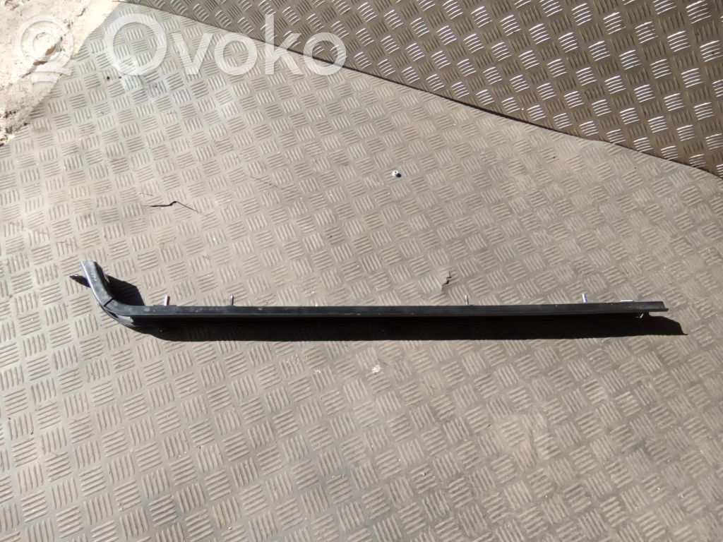 777609769R Renault Trafic III (X82) Sliding door middle roller runner ...