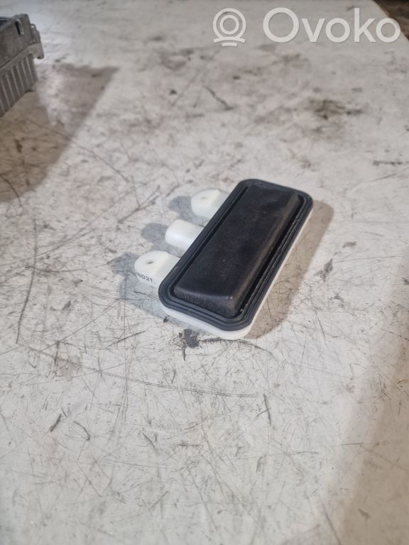 2218702410 Mercedes-Benz E W212 Tailgate opening switch, €20.00 | RRR