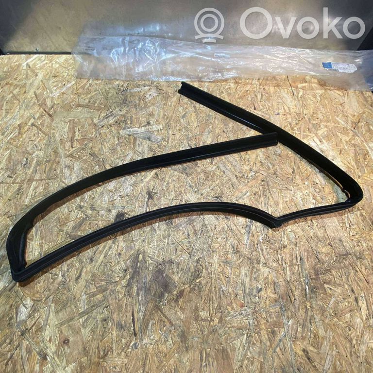 1267350025 Mercedes-Benz S W126 Front door rubber seal, €35.00 | RRR