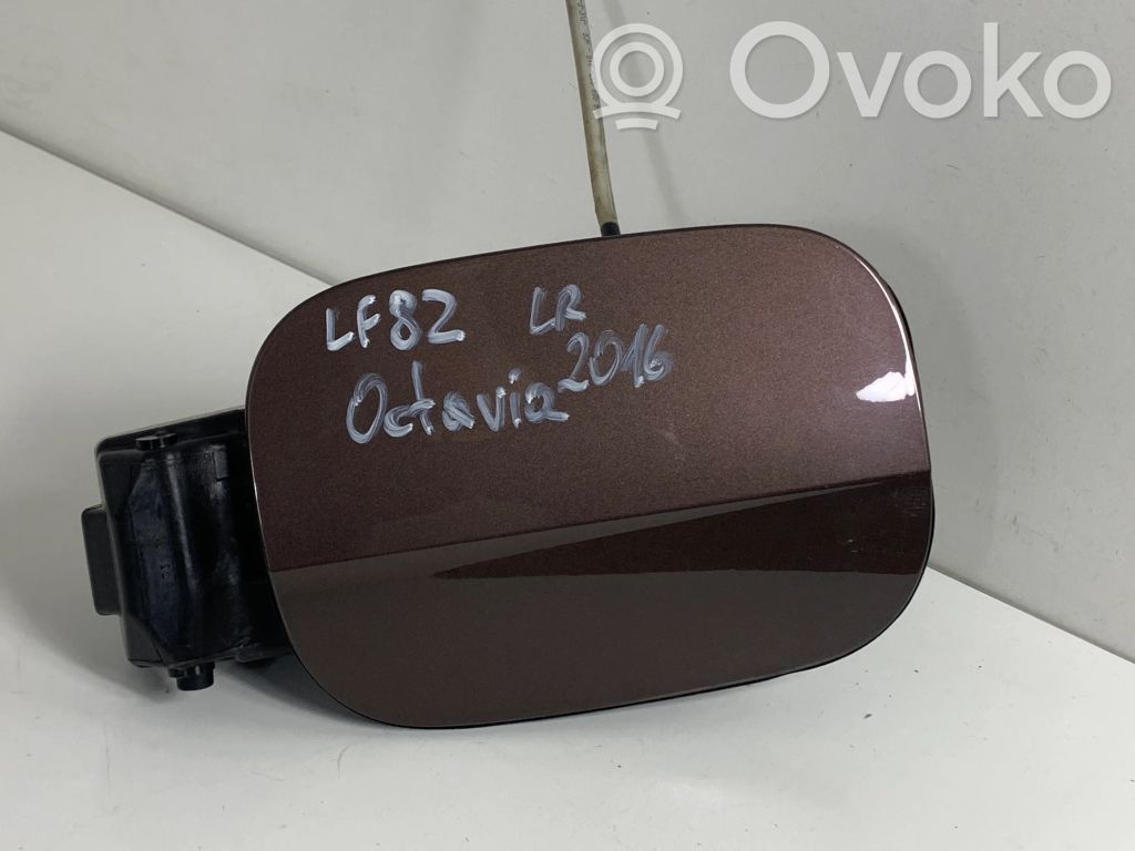 5E0809702B Skoda Octavia Mk3 (5E) Bouchon, volet de trappe de réservoir ...