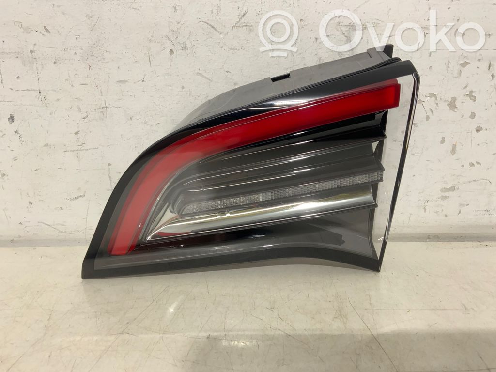150208900B Tesla Model Y Tailgate rear/tail lights, €65.00 | RRR