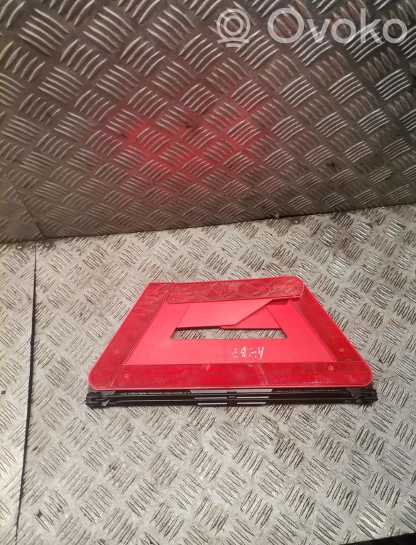 4b5860251e Audi A4 S4 B7 8E 8H Triangle d'avertissement, 5,50 € | OVOKO