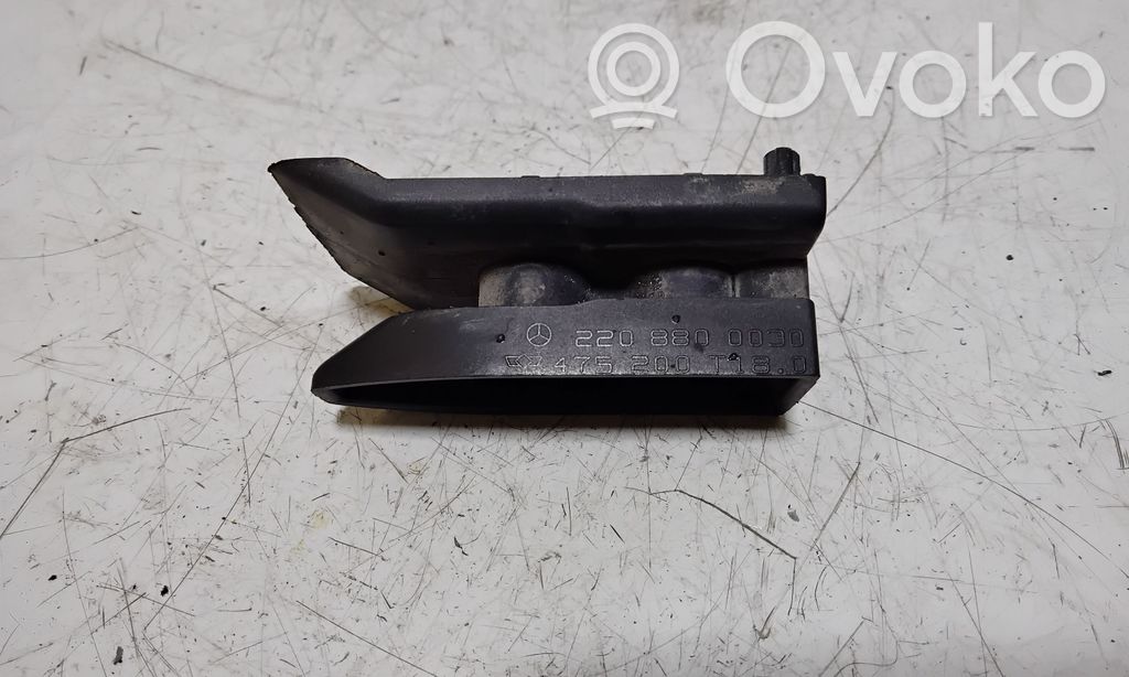 2208800030 Mercedes-Benz S W220 Front bumper mounting bracket, €5.00 | RRR