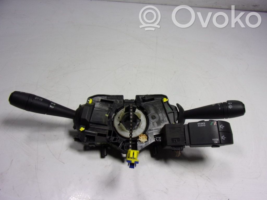 255401301R Dacia Duster Interrupteur d'éclairage de la cabine dans le ...